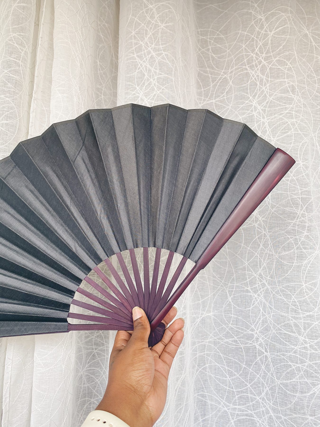 Eventail Traditionnel Bois et tissu – La Petite Touche Glamour